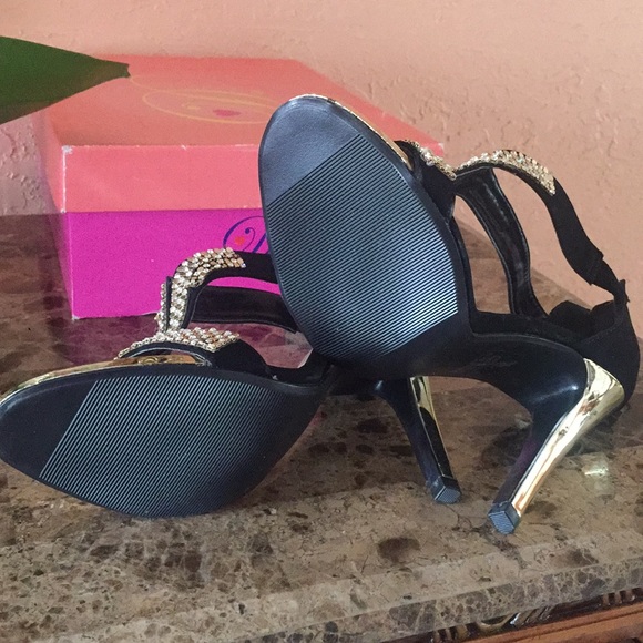Delicious | Shoes | New Black And Gold Sandals | Poshmark